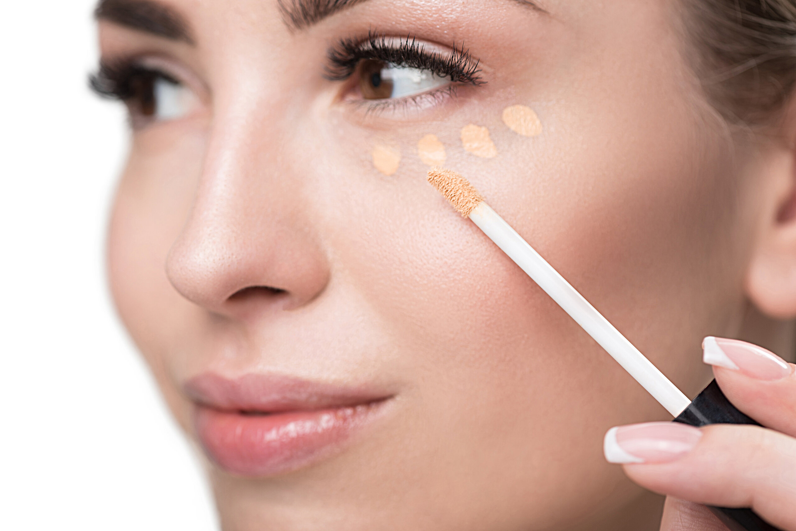 Augenringe abdecken: Tipps für Concealer und Foundation